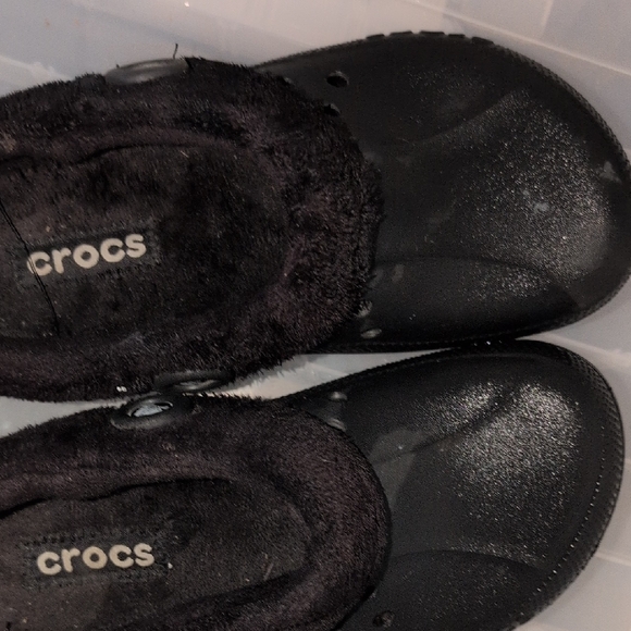 CROCS | Shoes | Crocs Black Fuzzy Lined Clogs | Poshmark